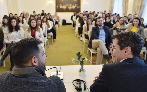 Swiss Ambassador meets young Roma, Ashkali and Egyptians